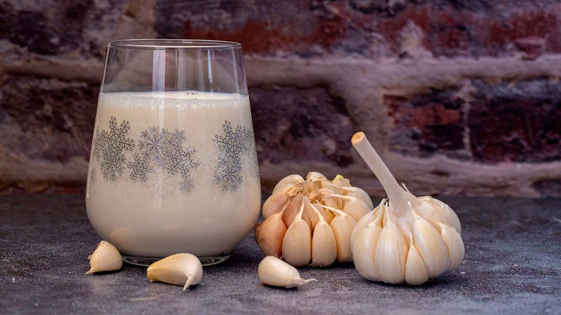 Leche Con Ajo Y Miel: 8 Beneficios Para La Salud - Benefimundo